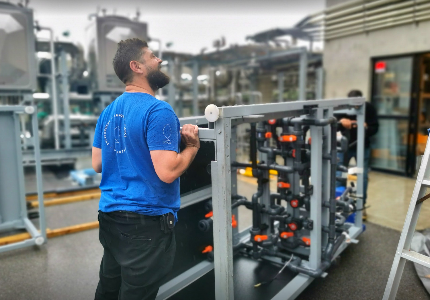 Fish tank rack system for aquatic research facility - LUXAQUA