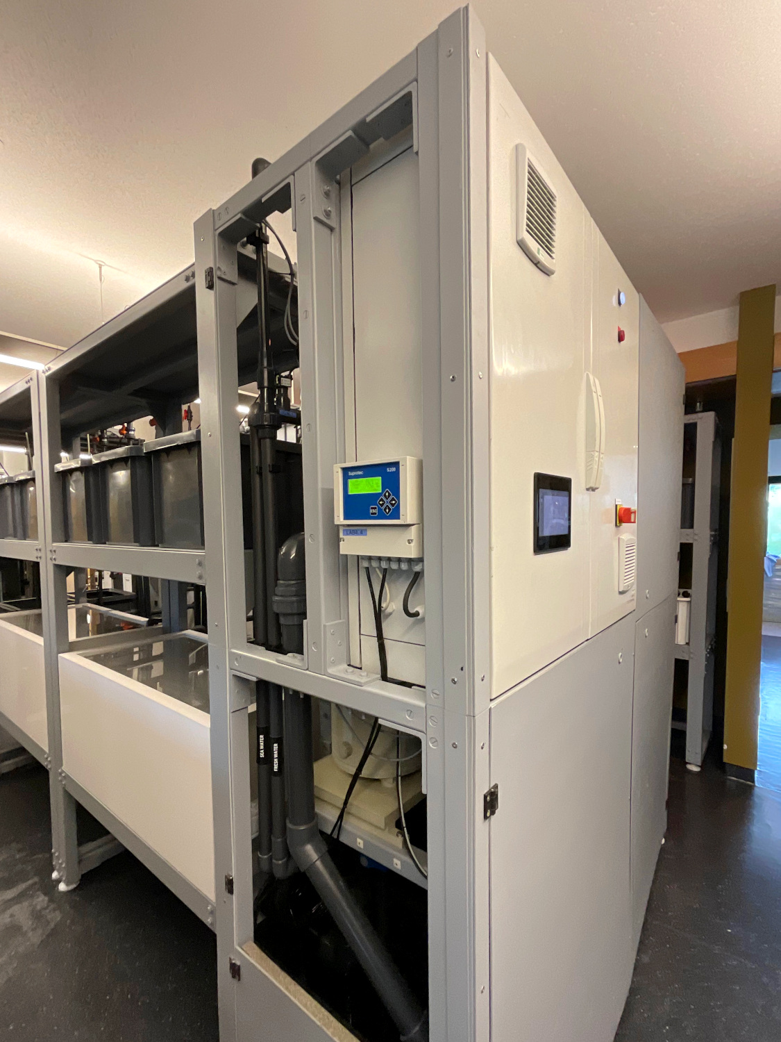 Fish tank rack system for aquatic research facility - LUXAQUA